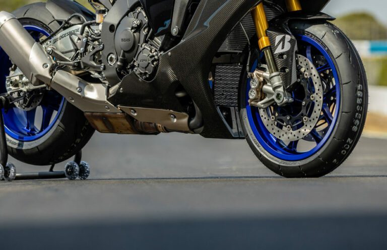 Battlax Racing Street RS11: Premium Performance - Gripping stories